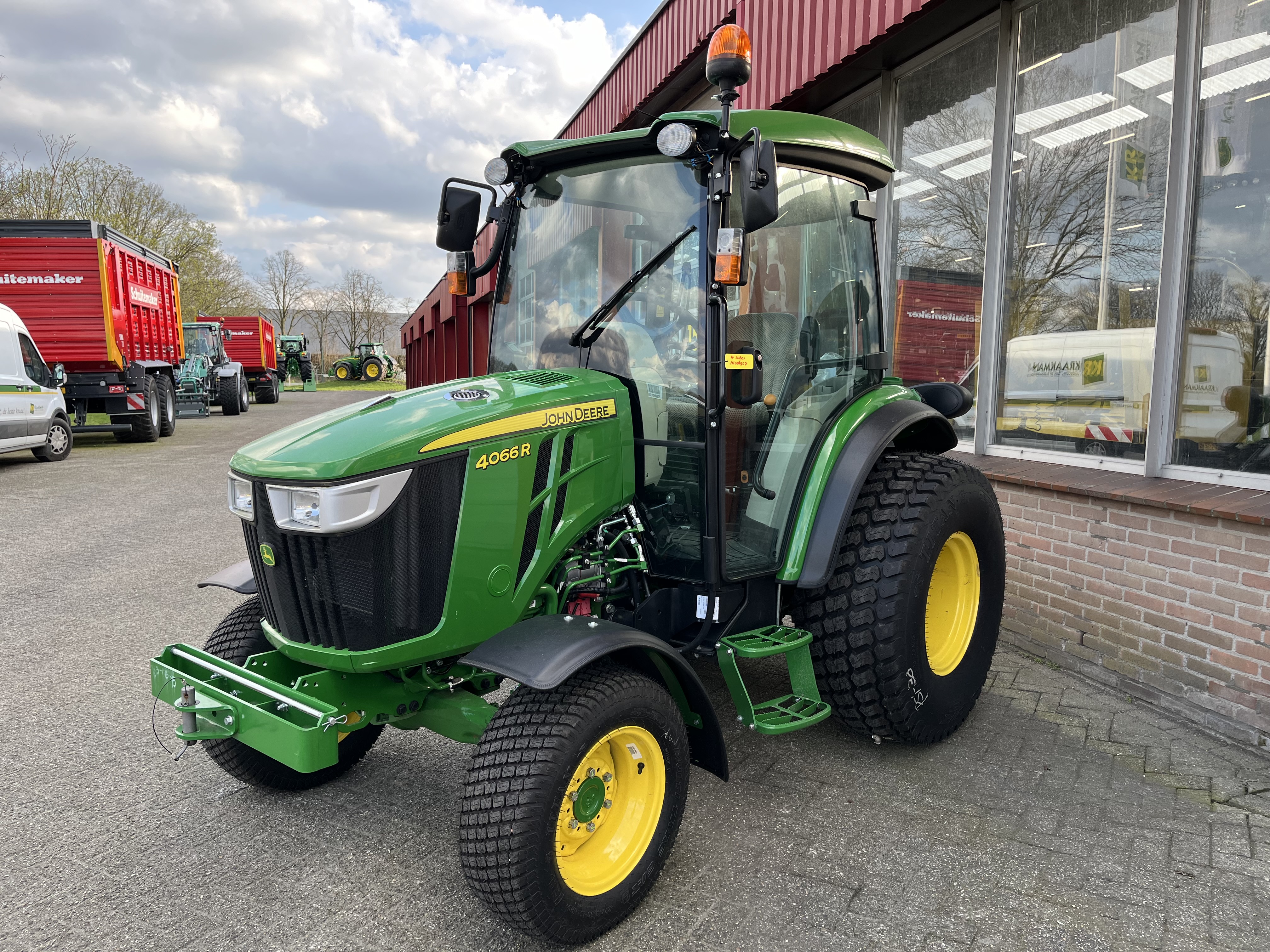 John Deere Tractor, compact 4066R (WD) #30601 - Kraakman